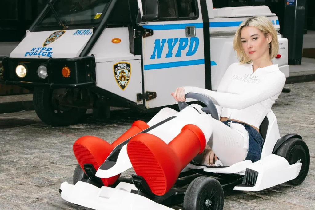 Raro, feo o una genialidad? estas son las Big Red Boots de MSCHF Viax ...